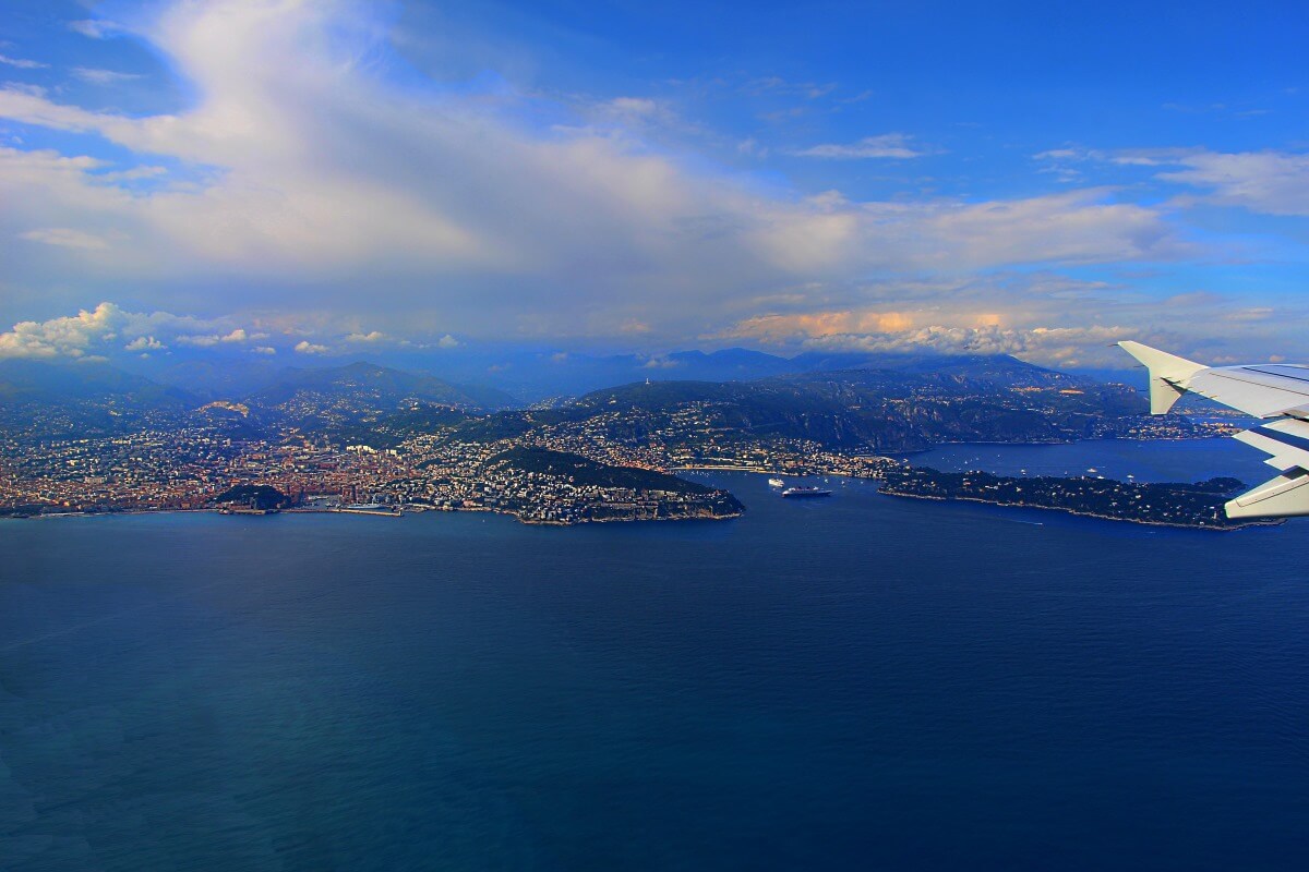 Nice-Côte d’Azur aéroport – Voir du ciel les Alpes plonger dans la ...